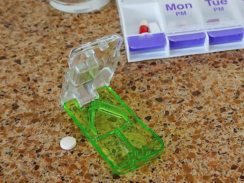 Amazon: Pill Cutter - Only $2.24 | FreebieShark.com